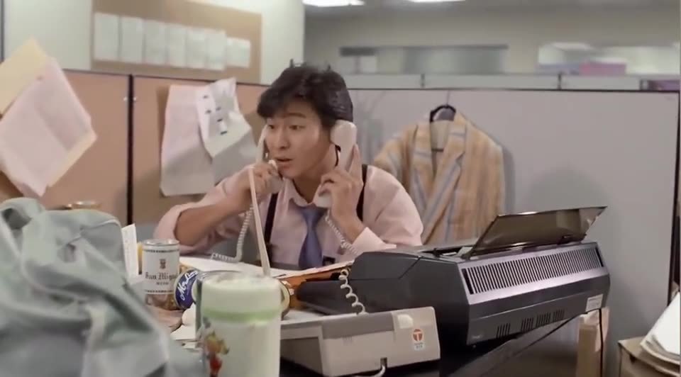 劳模刘德华也会摸鱼了,上班时间躲在柜子里睡觉