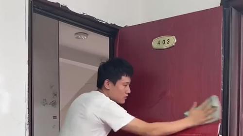 破旧的大门,经过大哥翻新后跟新的一样,又可以多用几年
