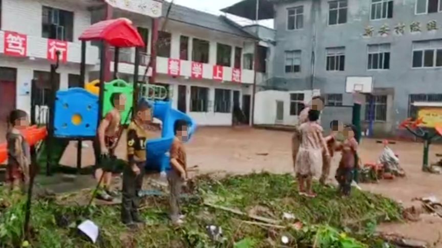 张家界突发山洪致小学被淹、学生当场被吓哭,乡政府:已安全转移