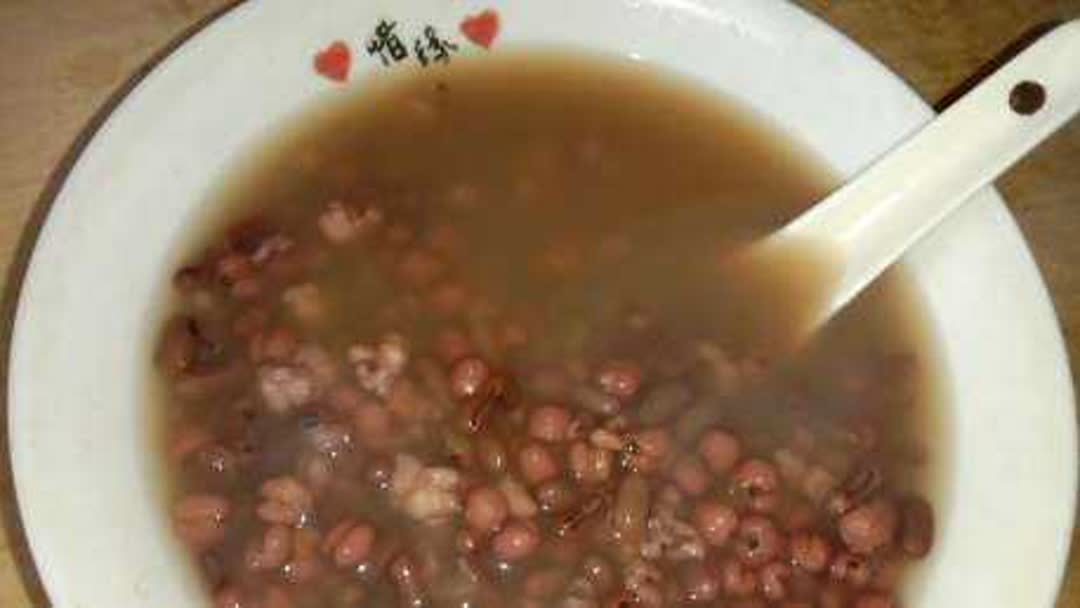 薏米红豆粥的煮法,加上芡实煮,不伤脾,多吃不怕胖