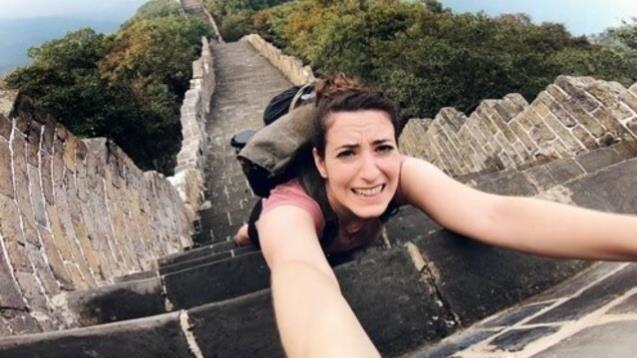 国外美女第一次到长城,就被眼前的景象看呆了,表示瞬间腿软