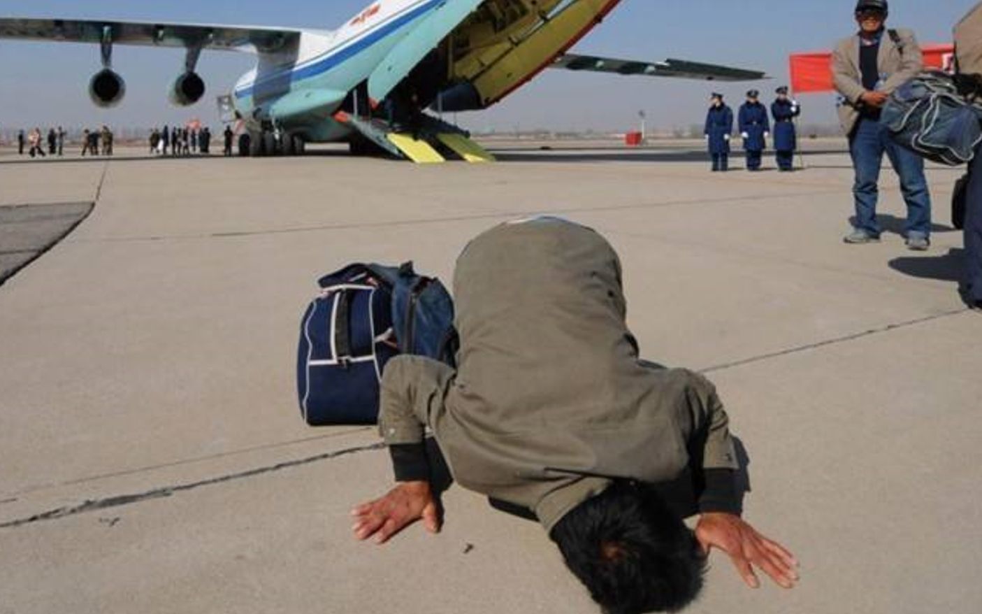 他下飞机的第一件事,是跪下亲吻祖国的大地