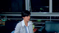 美女跌下楼,摔断腿,打上石膏都阻止不了美的气息