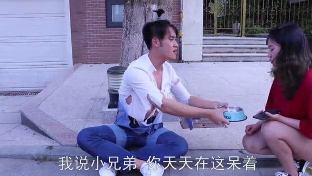 乞丐上街乞讨, 不料美女连乞丐也不放过, 实在太可怕了