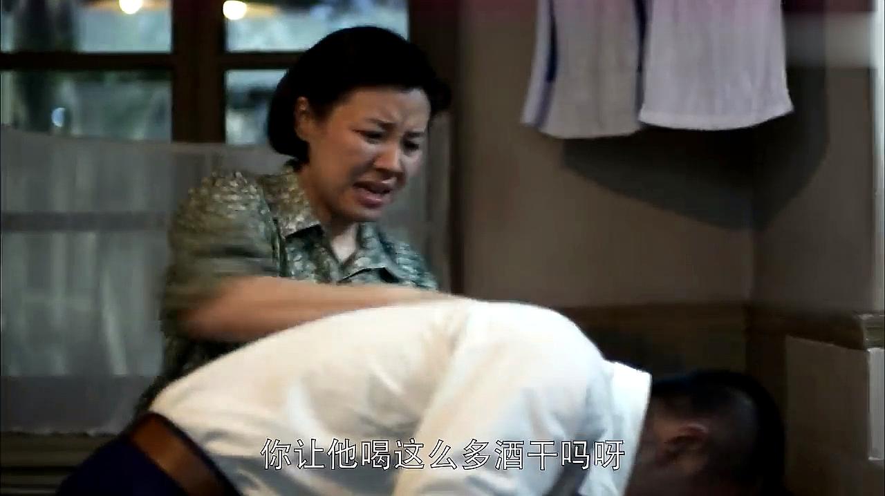 老丁喝醉酒开始吐,德华瞧见连亲哥都跟着急了,这样子太护犊子!