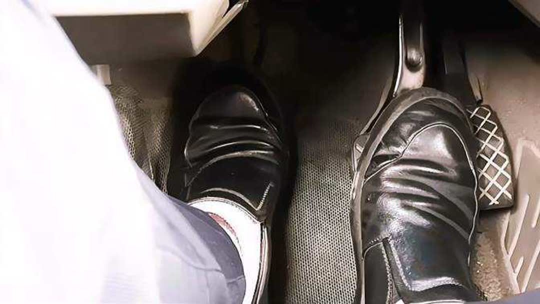 许多新手踩刹车总爱先把离合器踏板踩到底,为了安全不要这样操作