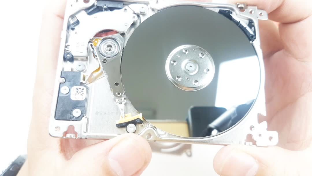 硬核拆解:仅5毫米厚的机械硬盘