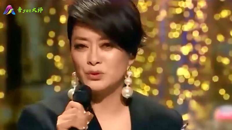 毛阿敏重出乐坛,深情演唱《我爱祖国的蓝天》,果断单曲循环