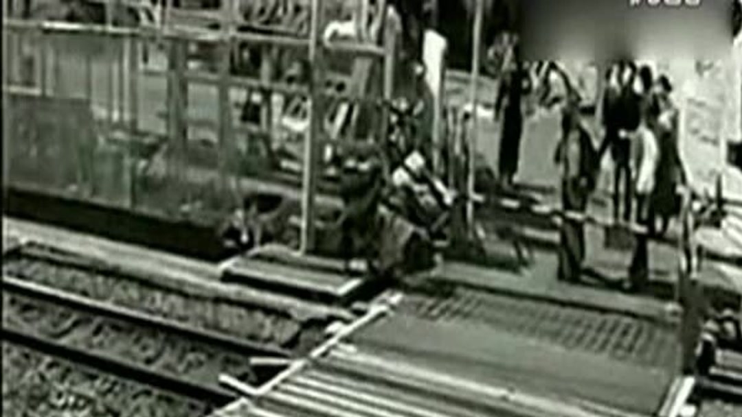 诡异事件真实视频 铁道口监控录像拍摄到幽灵