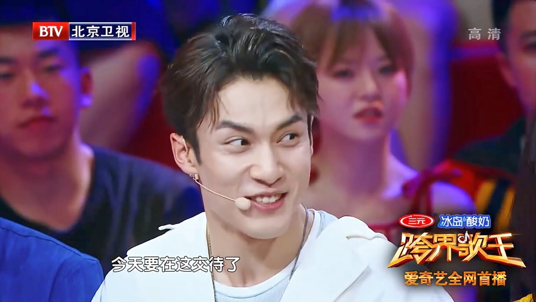 跨界歌王:歌王突围赛开始,毛晓彤自带气场,黑色装扮太讨喜!