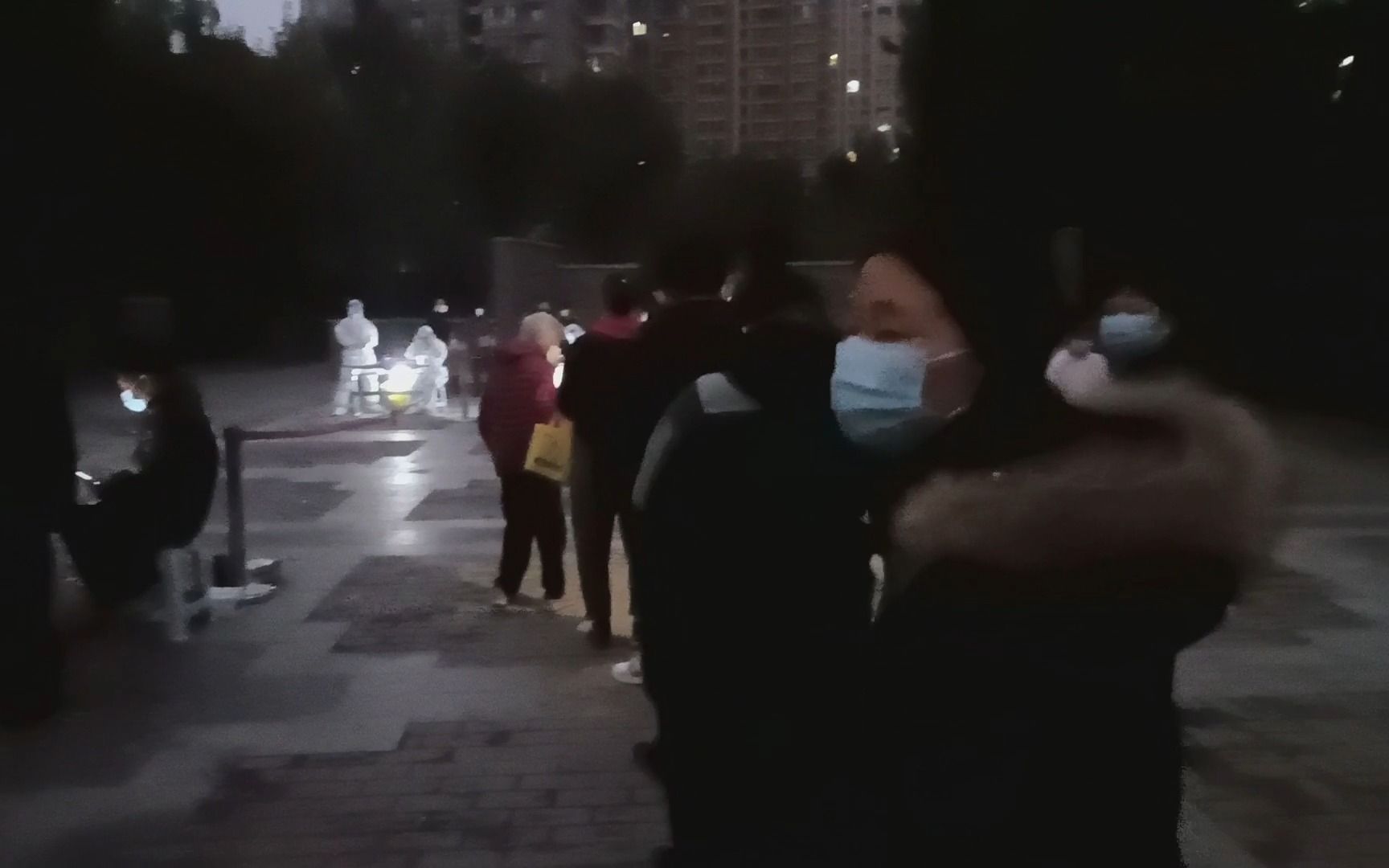 车顶帐篷床车自驾游-移动电源没电了住宾馆天不亮开始全员做核酸