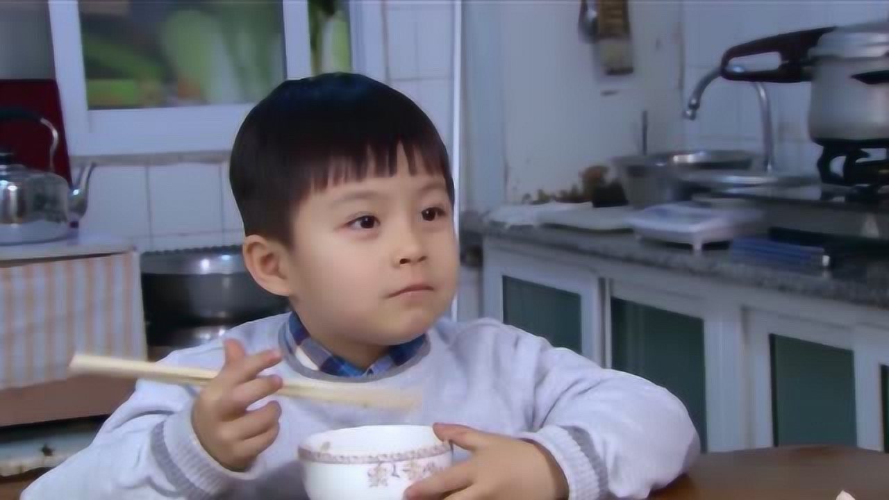 小夫妻俩吵架,看到旁边呆呆的儿子,赶紧转变态度