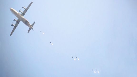 空军开展雪地跳伞训练 空降官兵平稳操纵降落伞并安全着陆