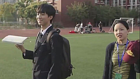 王俊凯教大家转书,旁边的老师都笑了!