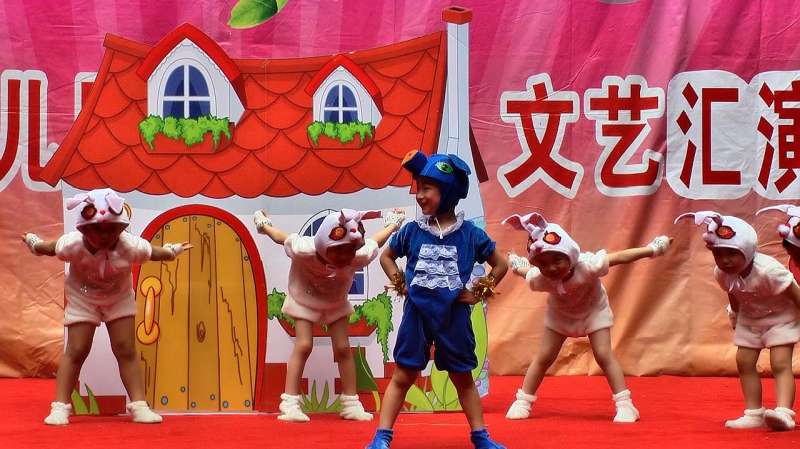 幼儿童话剧《三只小猪》