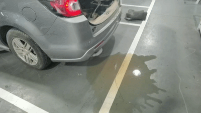 ...而白烟则是机油和水汽混合而成,味道十分独特。 为了能启动车辆,我...