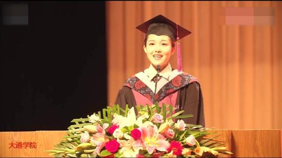 不愧是清华大学的毕业生,脱稿上台演讲,网友:最美学霸