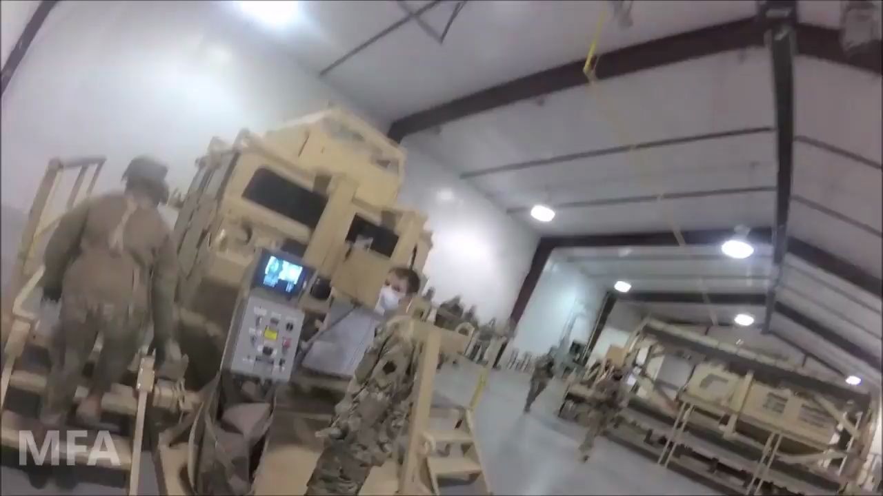 美军士兵在悍马车模拟器上学习如何在车辆侧翻时做出正确反应(1848)