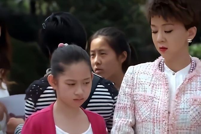 孩奴:富婆开保时捷送女儿上学,自以为很有钱,谁知其他人更牛