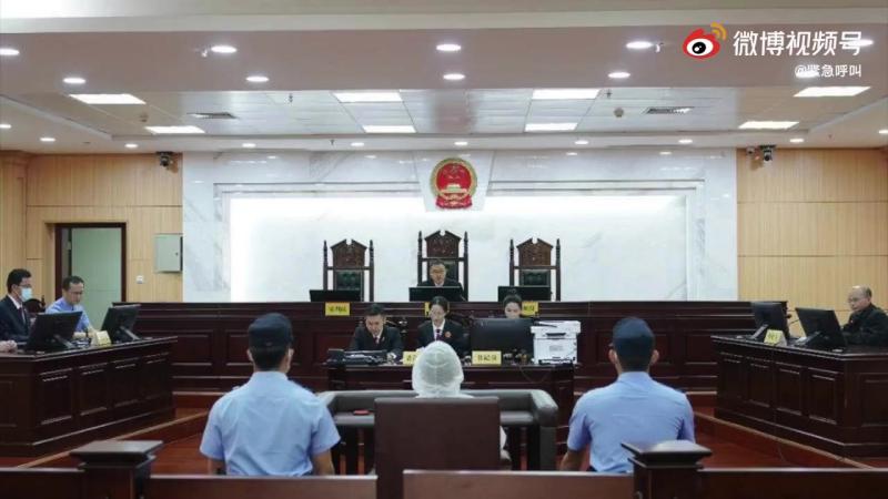 ...南宁一国企出纳因贪污、挪用公款1.69亿元,一审被判无期。法院认为,...