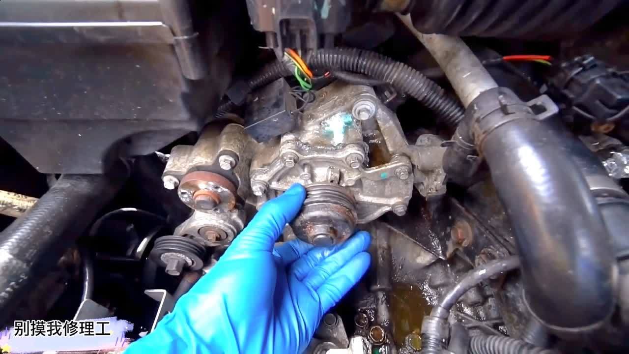 小伙教你更换捷豹发动机水泵,网友:学是学会了,就差一辆捷豹了