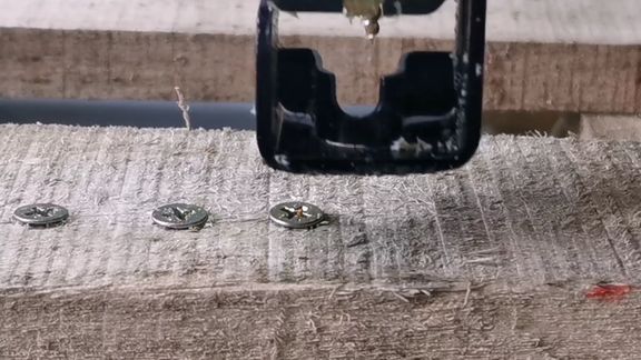 Thimik链带螺丝枪打木螺钉,小孩操作都能打出高质量的木托盘