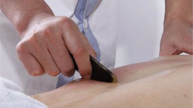   刮痧太疼?但是作用确实很大!不仅美容,还能排毒疏通经络