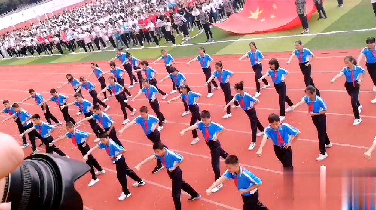 运动会开幕式上,学生们的武术表演真是太帅了,气势磅礴