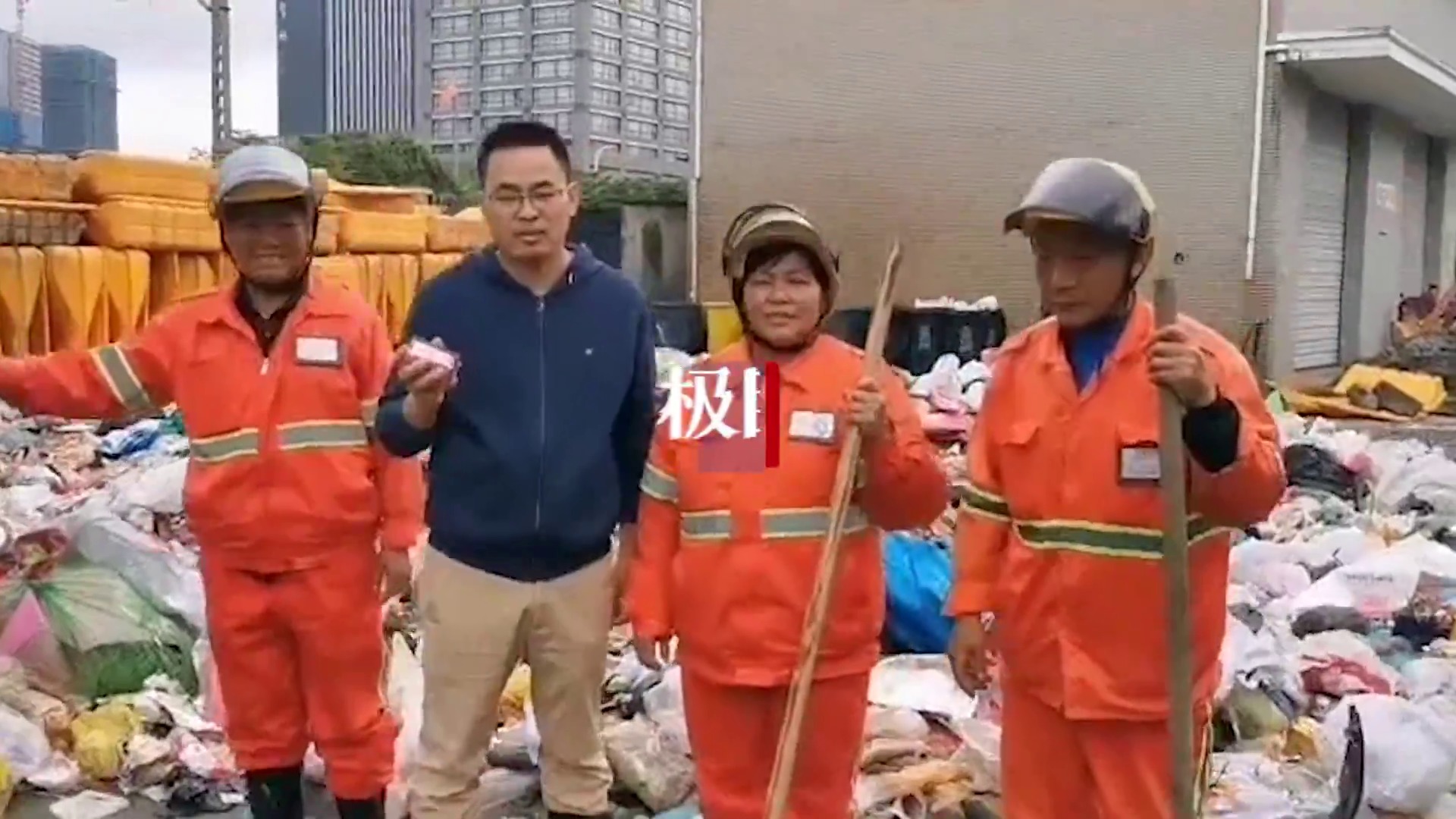 万幸!老公误扔妻子10万元首饰环卫工翻8吨垃圾找到