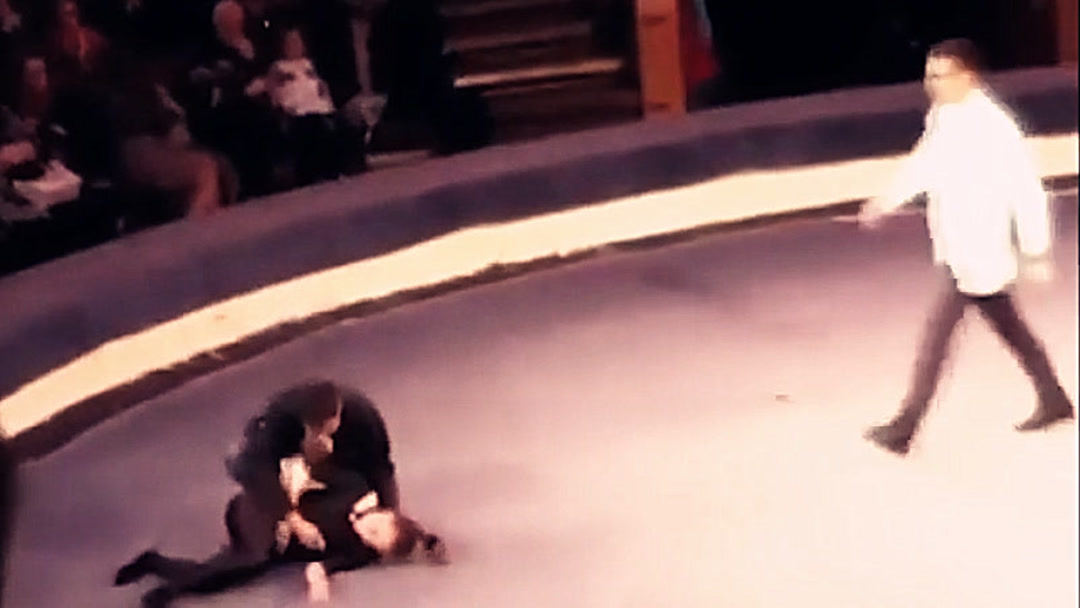 实拍:俄罗斯马戏团女演员高空坠落重摔地面