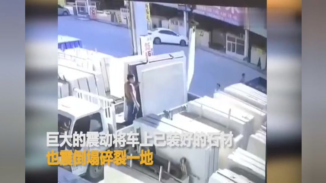 惊险石材装车起吊中突然坠落工人伸手欲接险被砸
