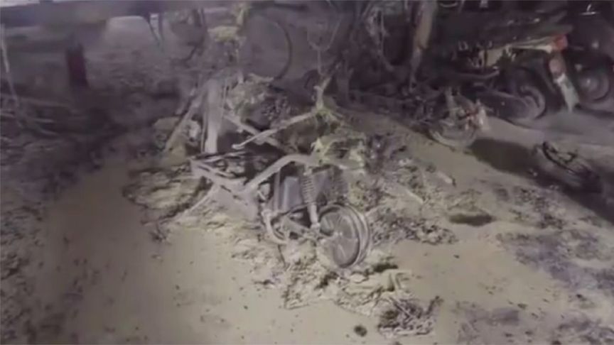 电动车突然发生爆燃 从冒烟到起火仅1分钟 扑灭后现场一片狼藉