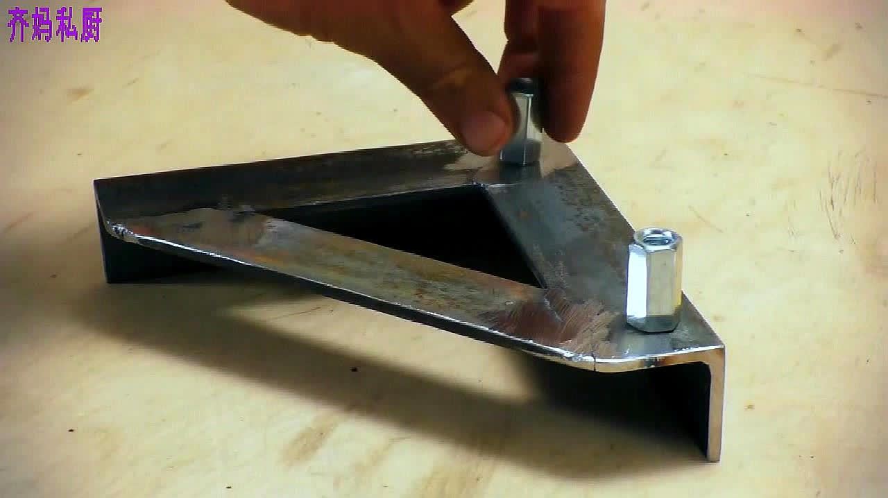 焊工用角铁打造辅助焊接神器,用它给铁管焊接直角太实用了,佩服