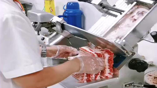 火锅店后厨的日常,原来平时吃的肉卷都是合成的!