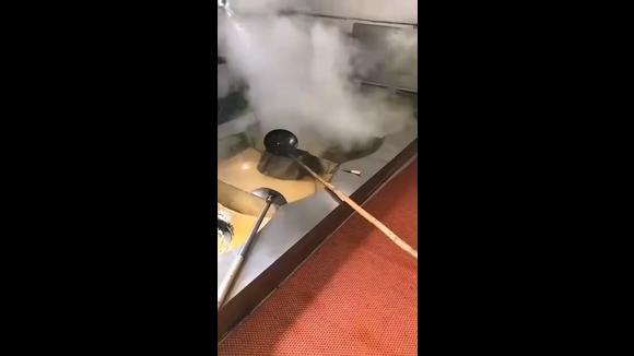 古法熬制红糖过程