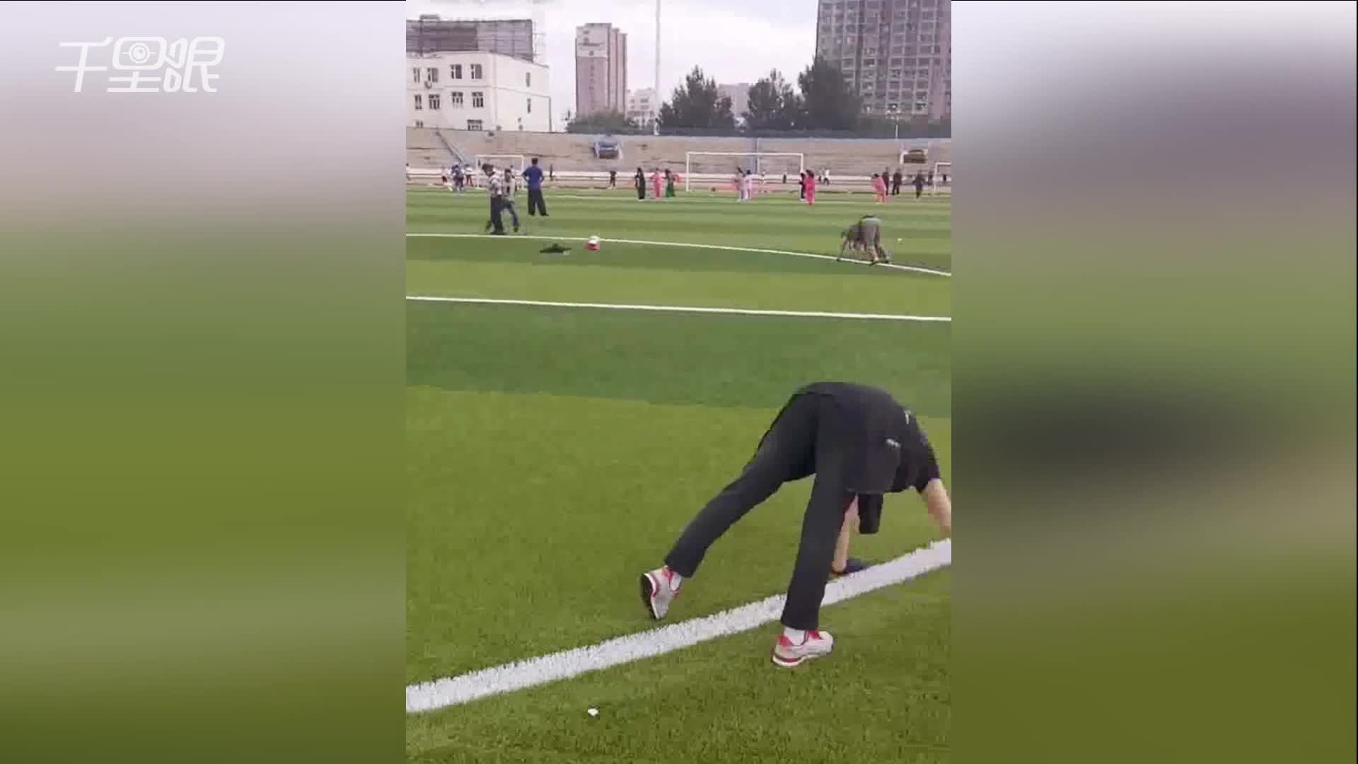 神奇:大爷大妈学动物在地上爬行健身 称能治颈椎腰椎病!