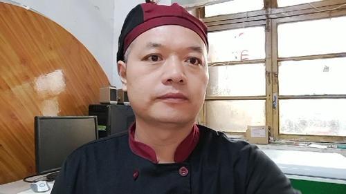 西瓜美食学院第二天课程结束,听小美教授讲完后老三打开电脑干啥