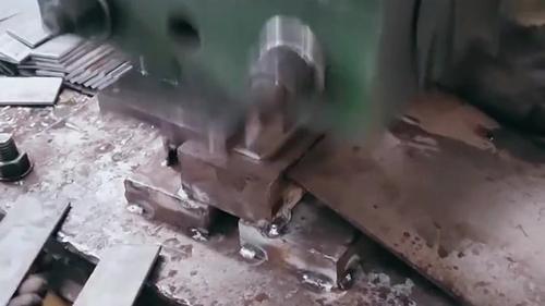 零件冲压一个模具一名工人就能搞定,只要找到机器的节奏,这活也不难干