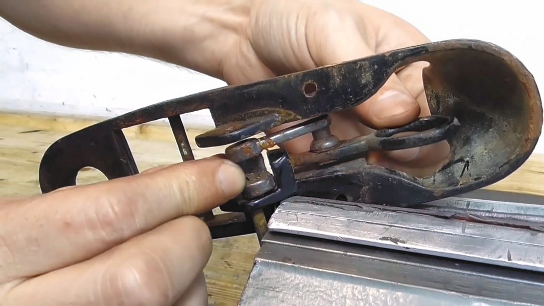 没人要的木工刨,他拿回家一声不吭的翻新了,改行做了木工