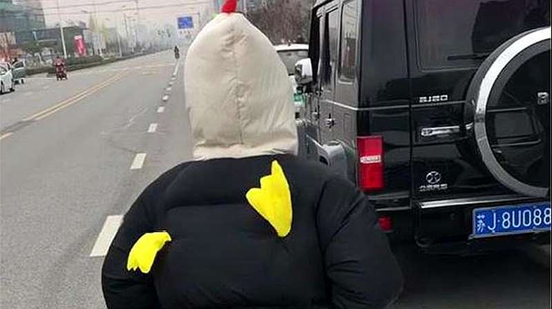 刚给男友买的新衣服就被他给玩坏了,这样的男友还要吗?