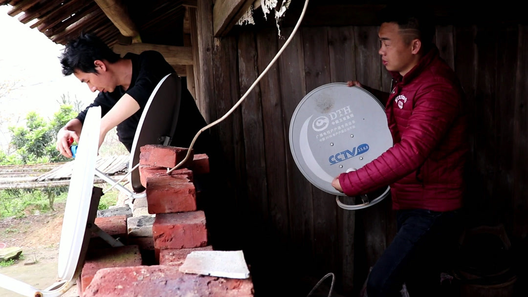 灾情过后村里的电视信号塔坏了,小伙担起了修理工,跑去帮忙维修