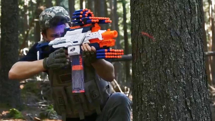真人CS搞笑玩具枪大战:林间火爆对战