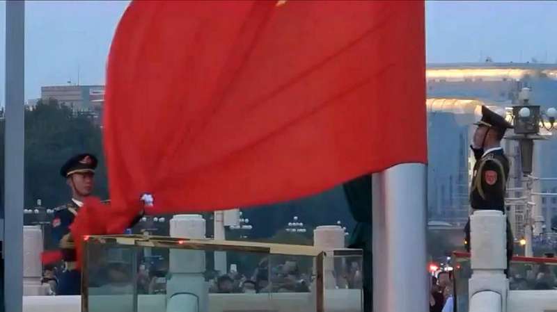 护旗手把国旗整理好交给张自轩,收国旗的动作铿锵有力十分帅气!