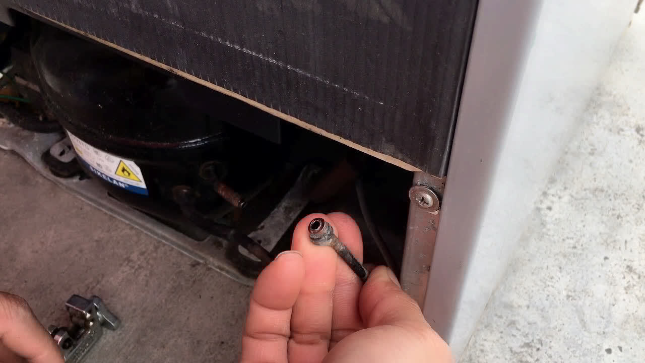 冰箱不制冷了 加装外置冷凝器 焊接铜管 抽真空 检漏 加雪种