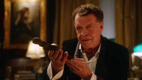 男子获得了一把神奇匕首,只有使用它,才能杀死永生的神秘人!