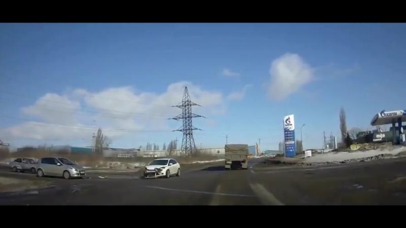 行车记录仪记录的交通事故瞬间,安全驾驶