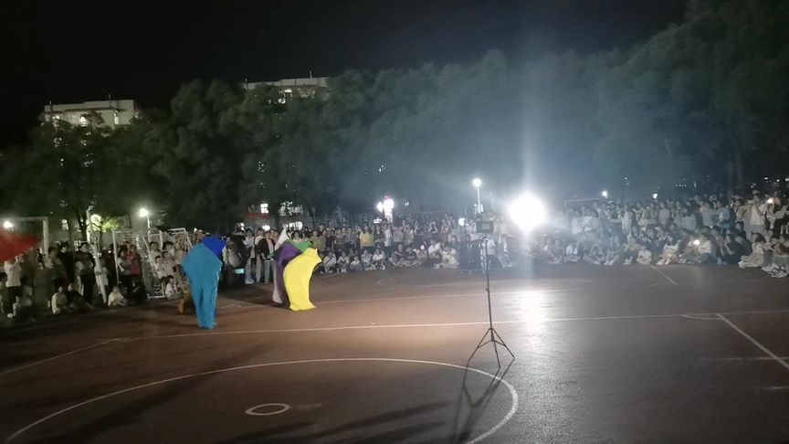 毕业季来临,校园操场晚会进行口袋舞表演,有点好玩