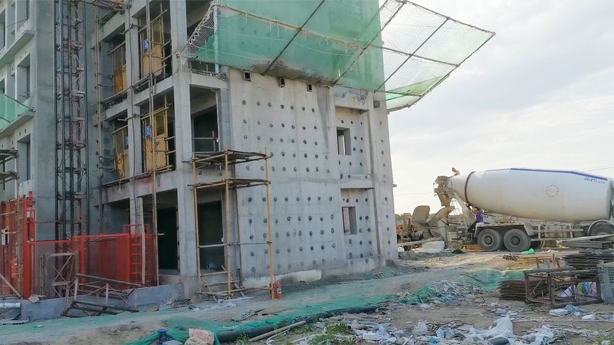 新手必看-项目经理现场解说主体外墙螺栓孔口处理及悬挑型钢设置