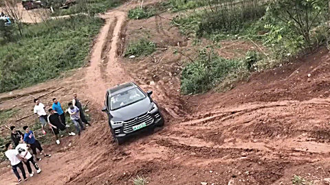 谁说电动车动力不行,比亚迪唐用实力来说话