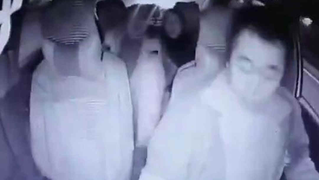出租车行驶中乘客突然“暴走” 从后座一脚飞踹暴打司机抢方向盘